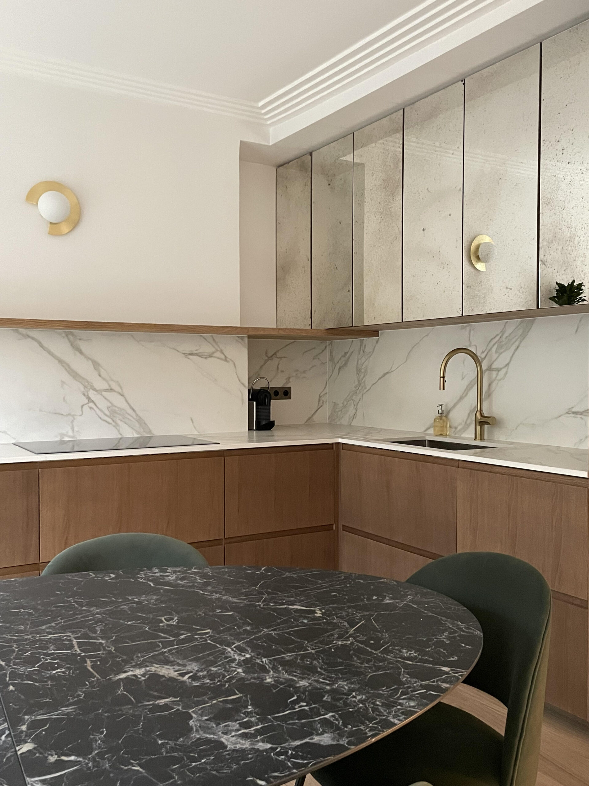 Cuisine ouverte en Chêne Arabica forme Moderne à Paris