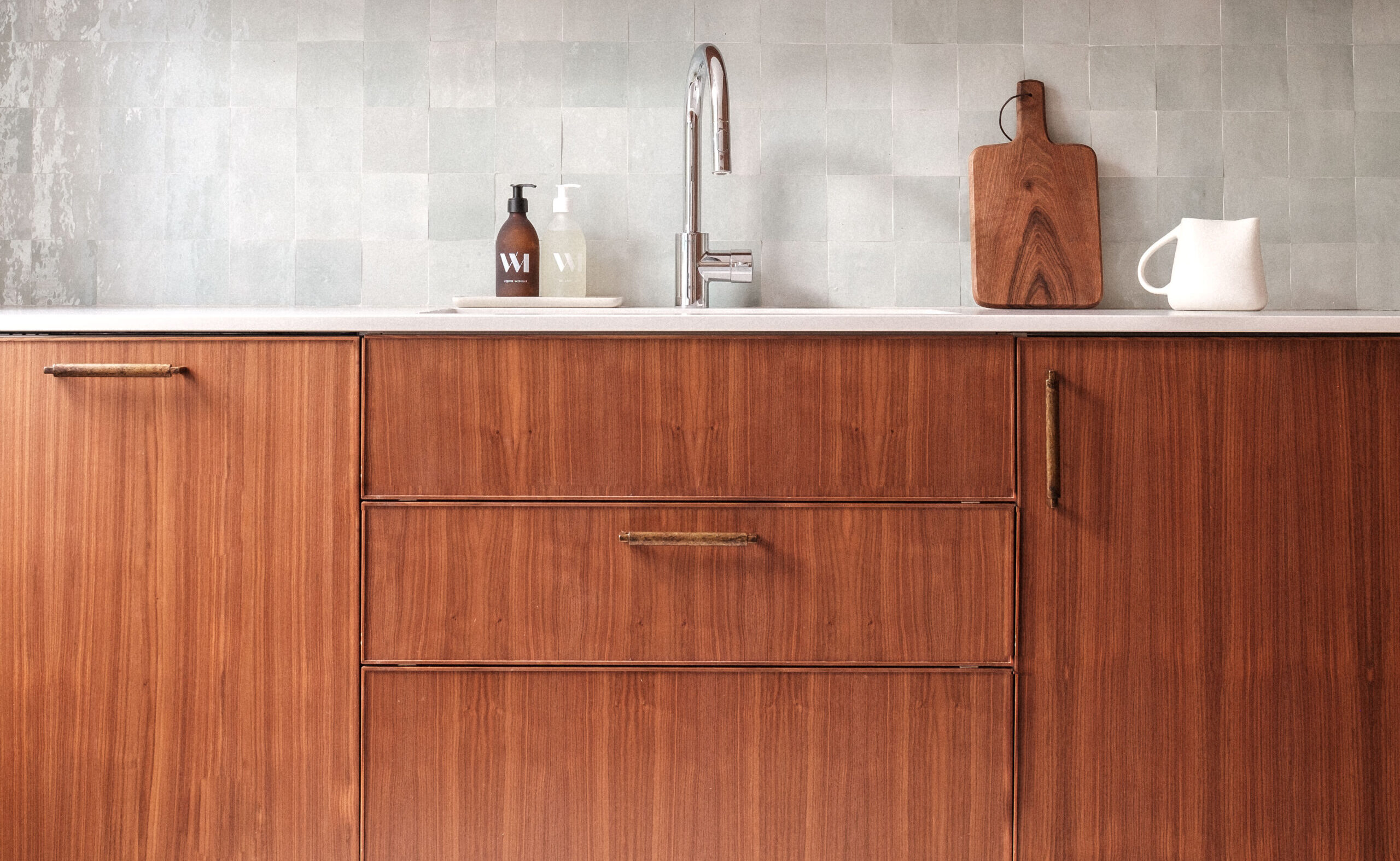 Cuisine ouverte en Bois lisse Noyer en forme Classique